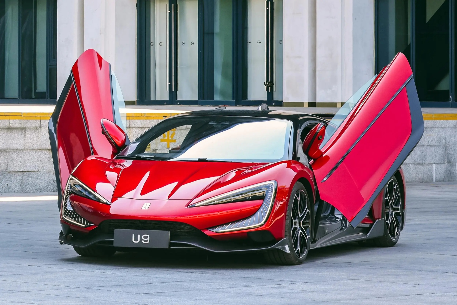 BYD shows how the Yangwang U9 jumps in autonomous driving mode.