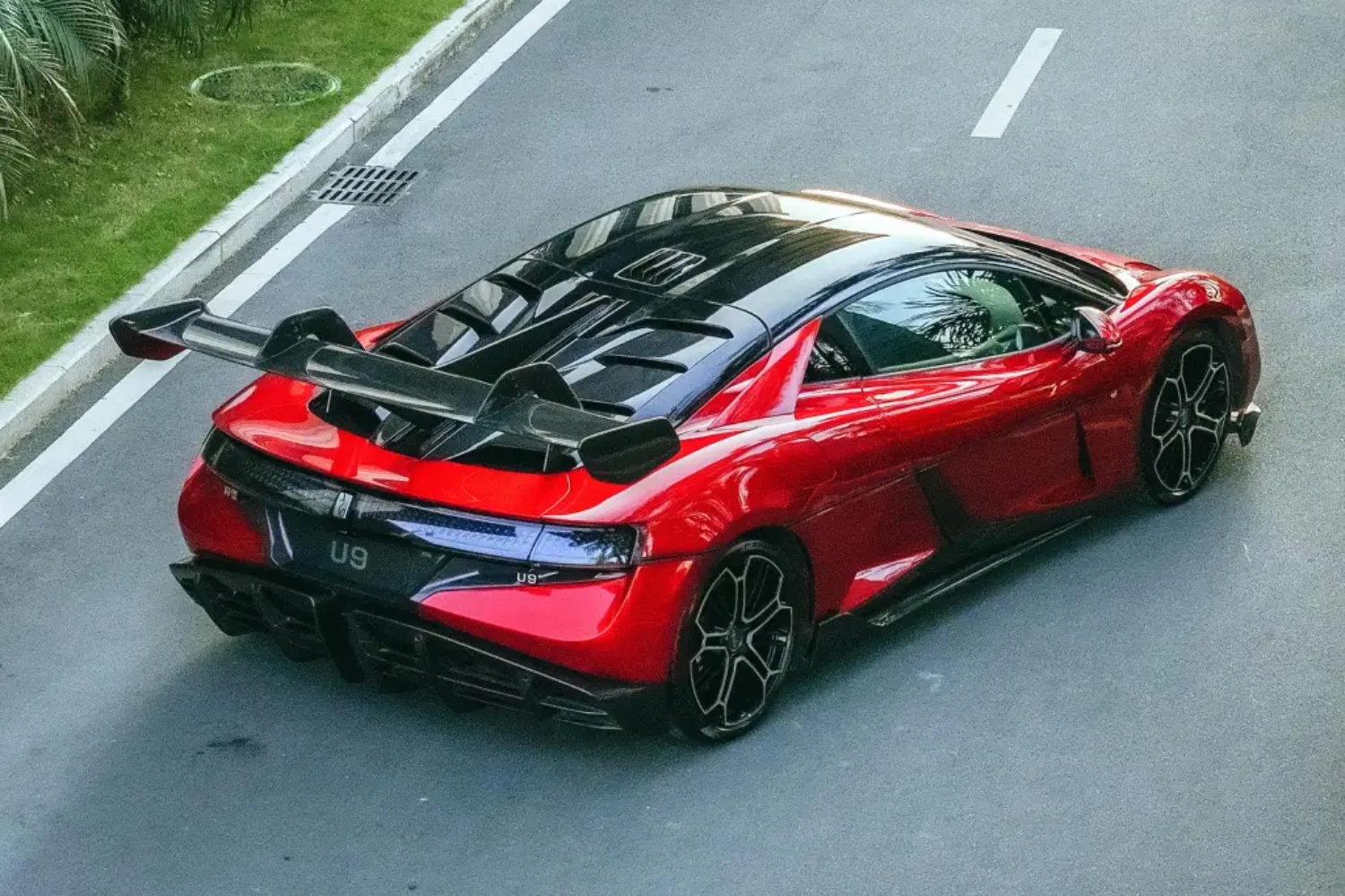 BYD montre comment la Yangwang U9 saute en mode de conduite autonome ...