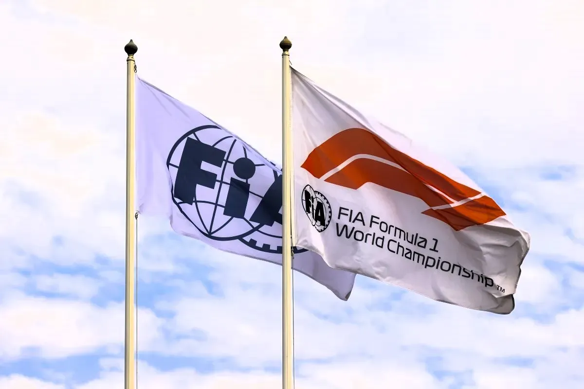 Escândalo dos motores da F1 explode: FIA confronta Mercedes e Red Bull ...