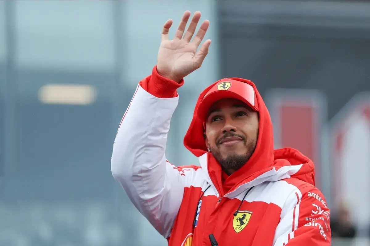 Hamilton transforma fraqueza da Ferrari em força impressionante