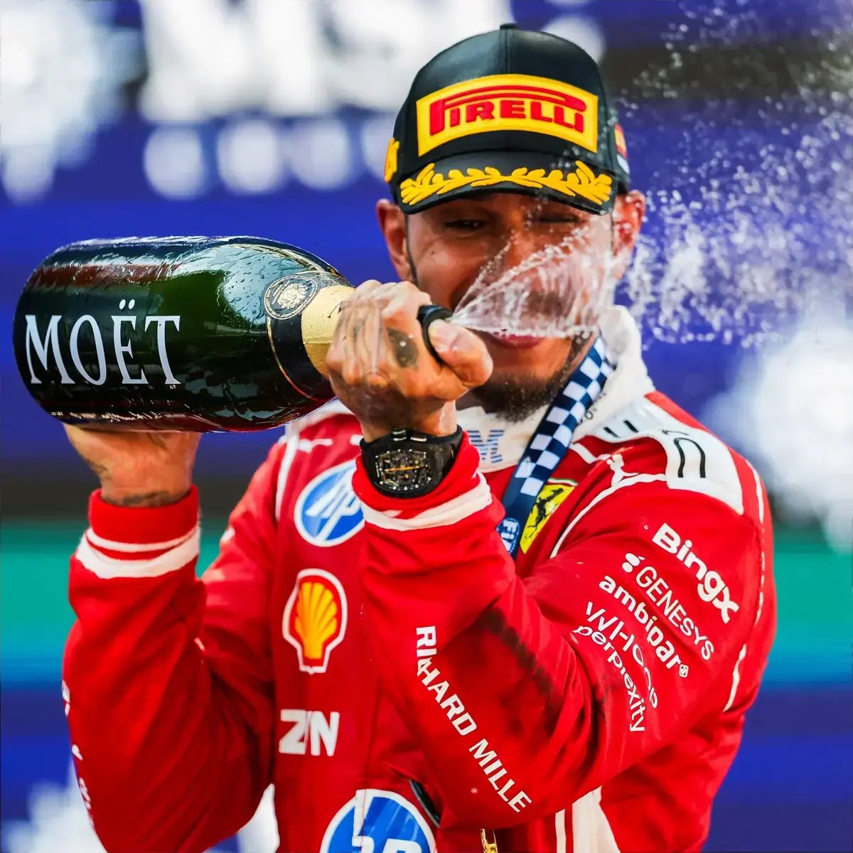 Hamilton conquista vitória com Ferrari após ano e meio de críticas
