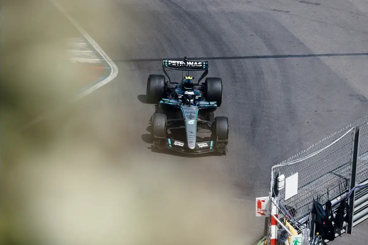 Mercedes impressiona em mónaco, Hamilton reconhece superioridade