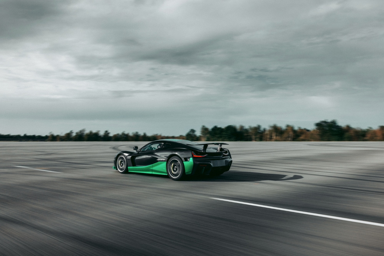 Rimac Nevera entra no Guinness a 275 km/h… em marcha-atrás! - AutoGear